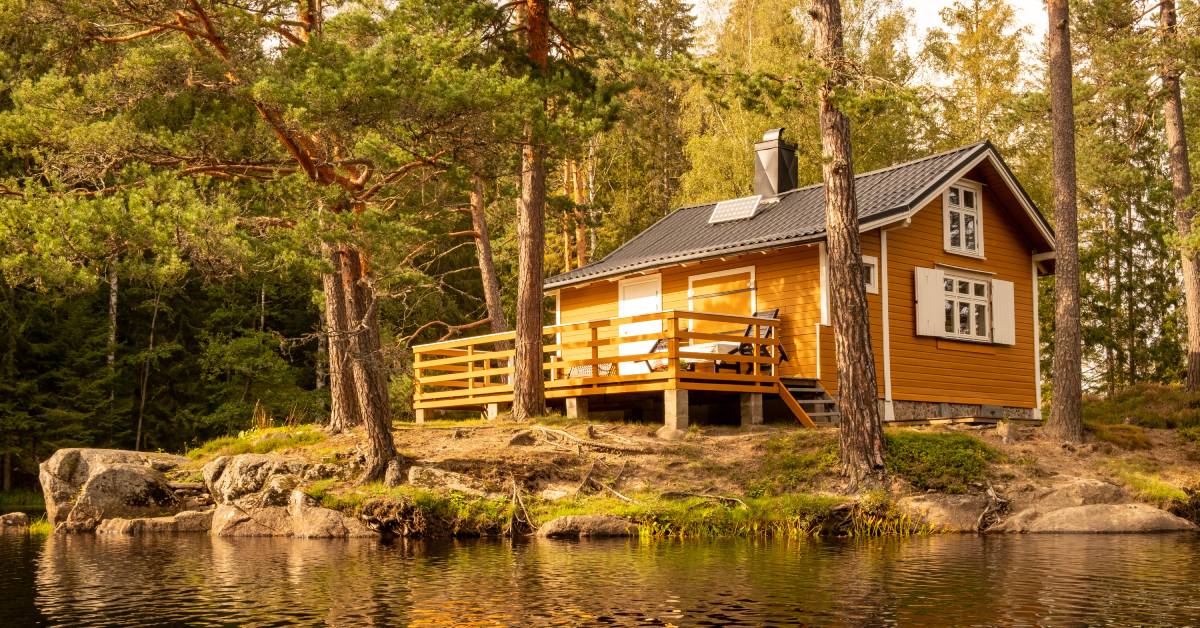 Cabins vs. Cottages: Which Is Best for Vacations?